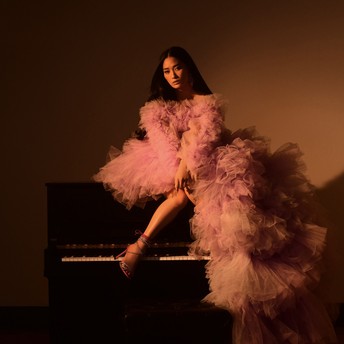 Chloe Flower | Biography, Music & News | Billboard